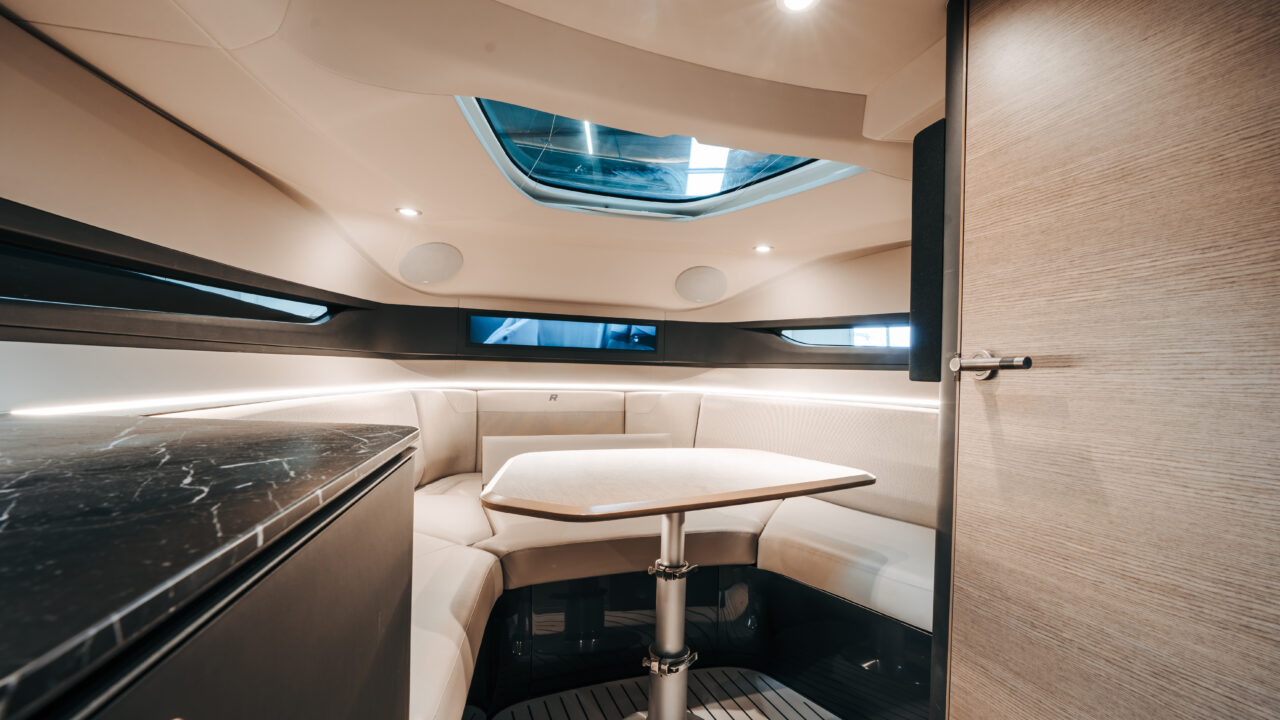 Princess R35 - Lengers Yachts: Luxury Yacht dealer Europe