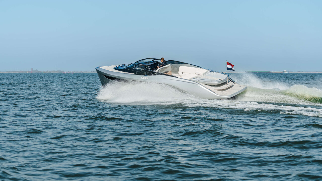 Princess R35 - Lengers Yachts: Luxury Yacht dealer Europe