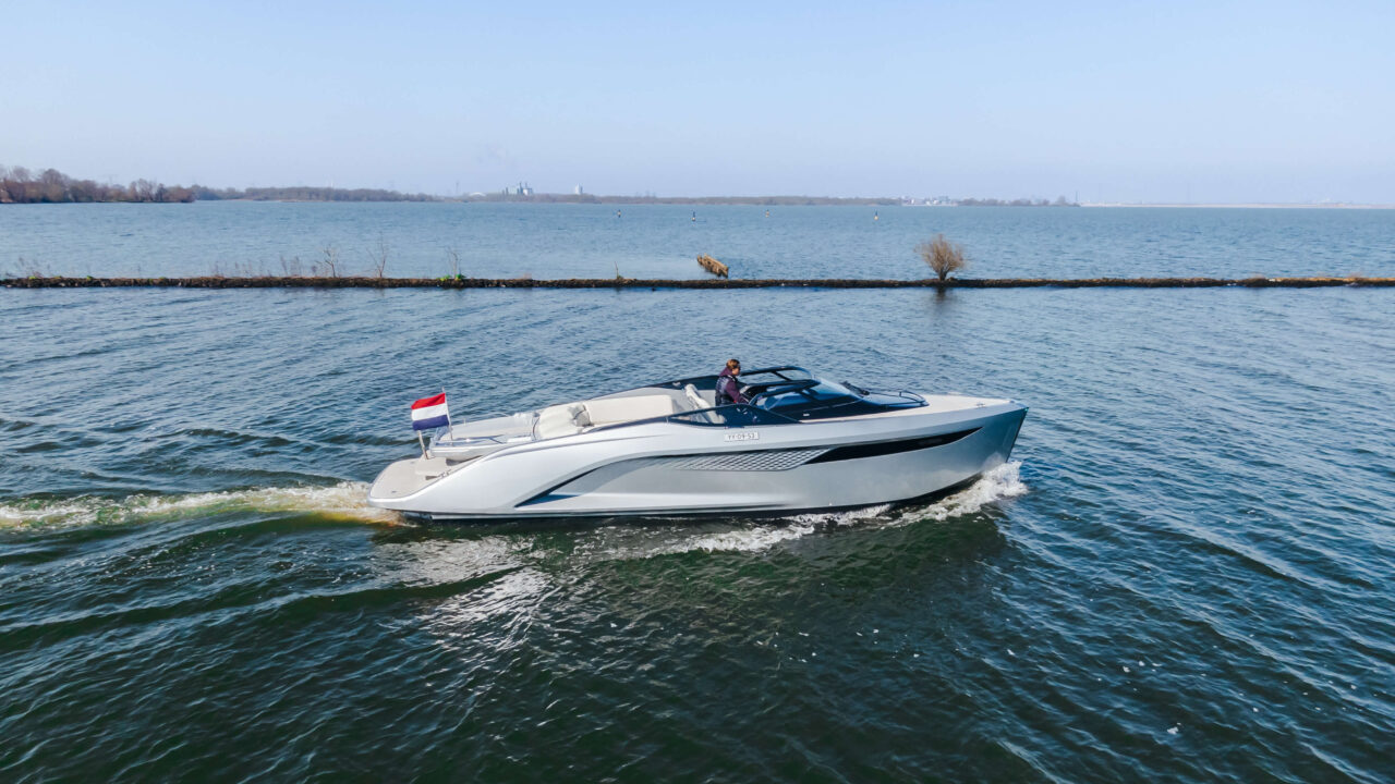 Princess R35 - Lengers Yachts: Luxury Yacht dealer Europe