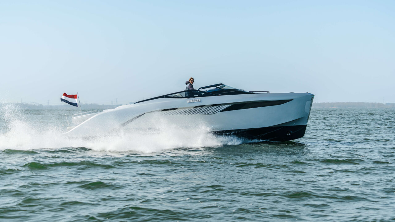 Princess R35 - Lengers Yachts: Luxury Yacht dealer Europe