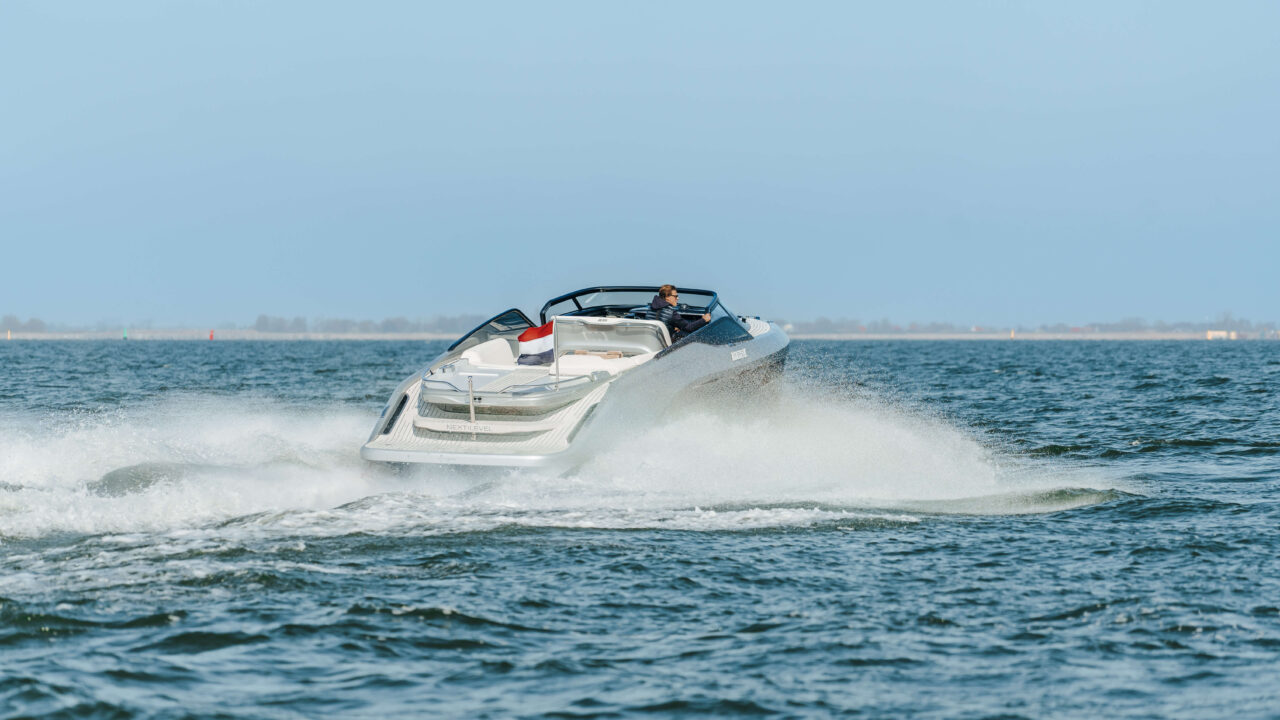 Princess R35 - Lengers Yachts: Luxury Yacht dealer Europe