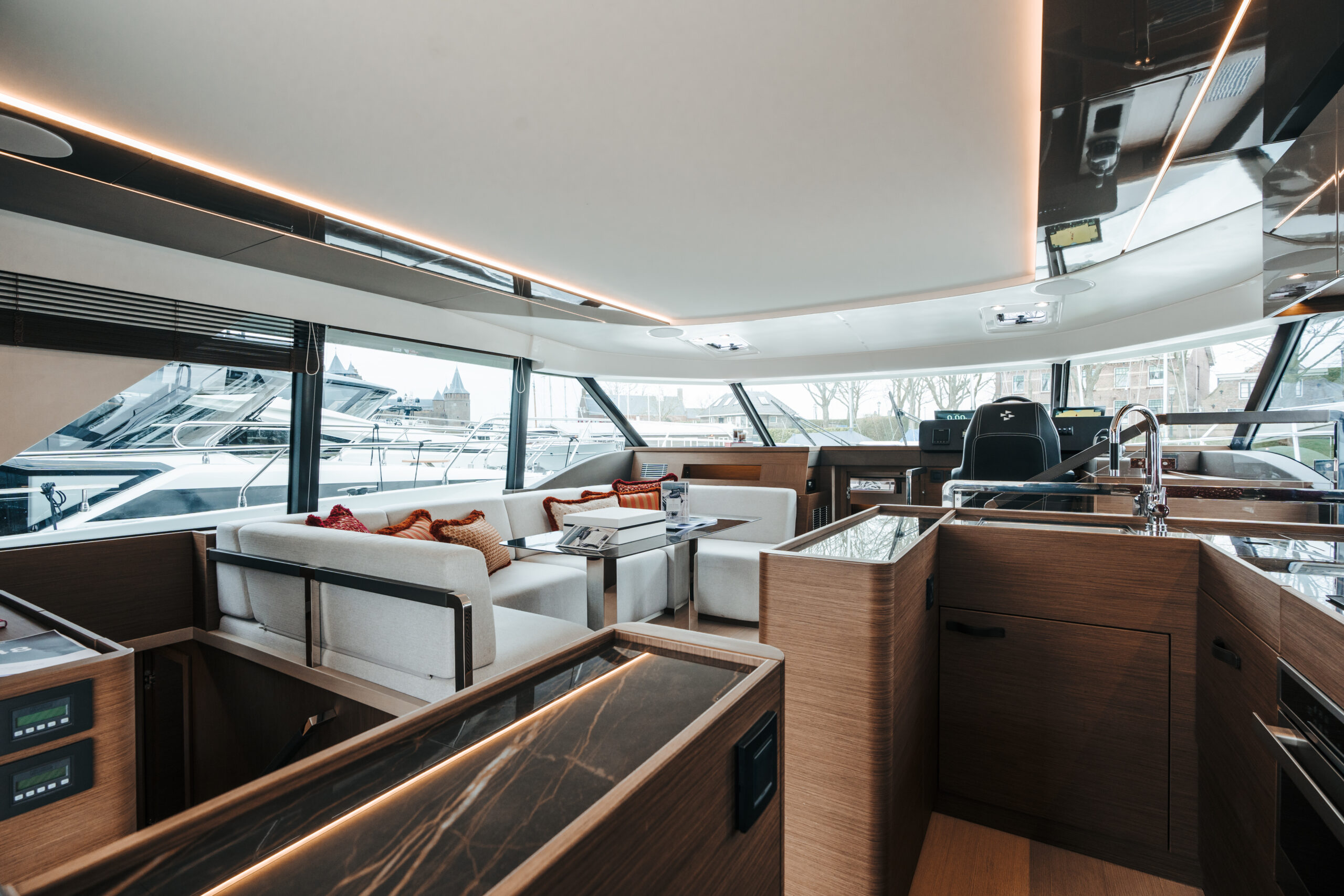 Prestige M48 - Lengers Yachts: Luxury Yacht dealer Europe