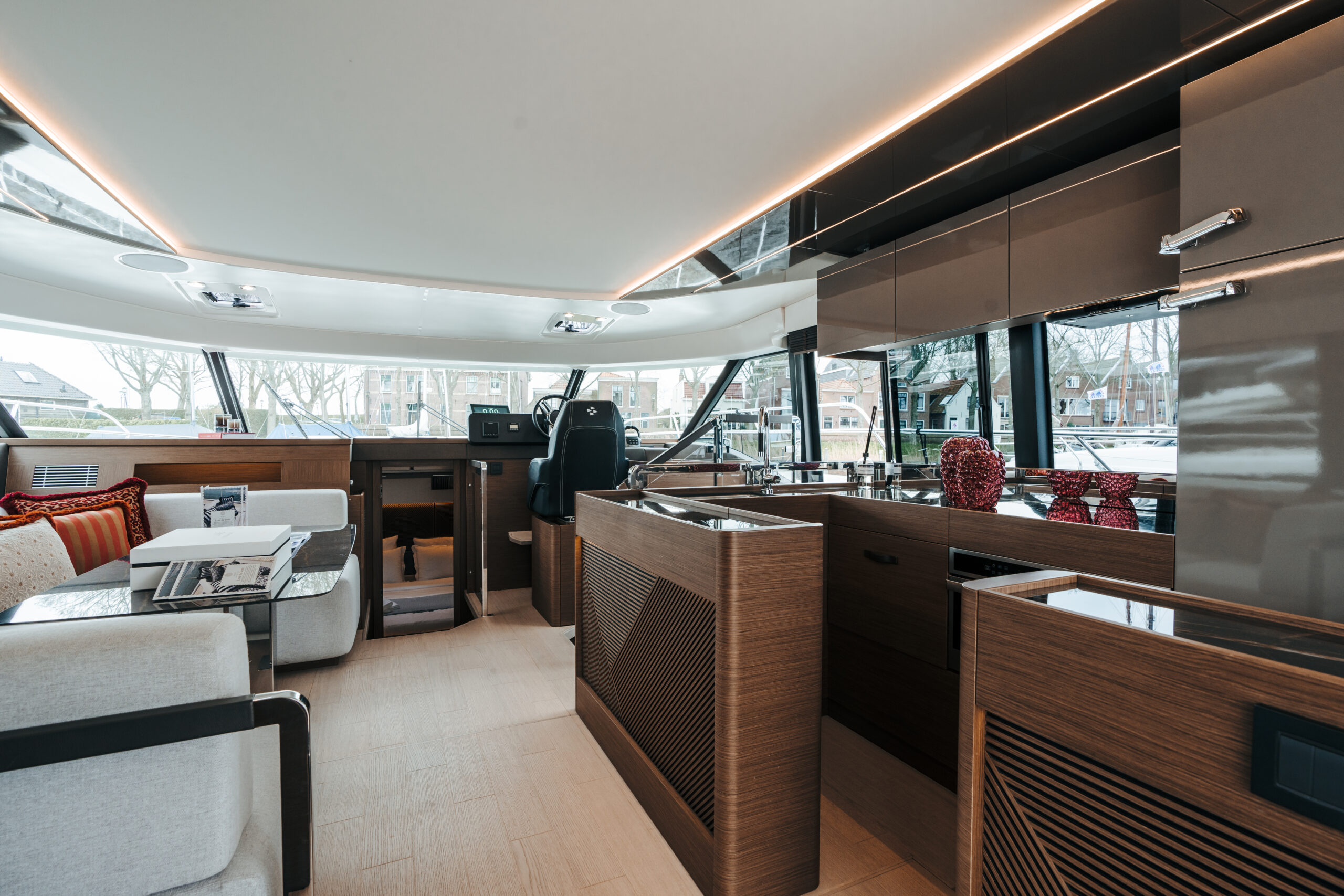 Prestige M48 - Lengers Yachts: Luxury Yacht dealer Europe