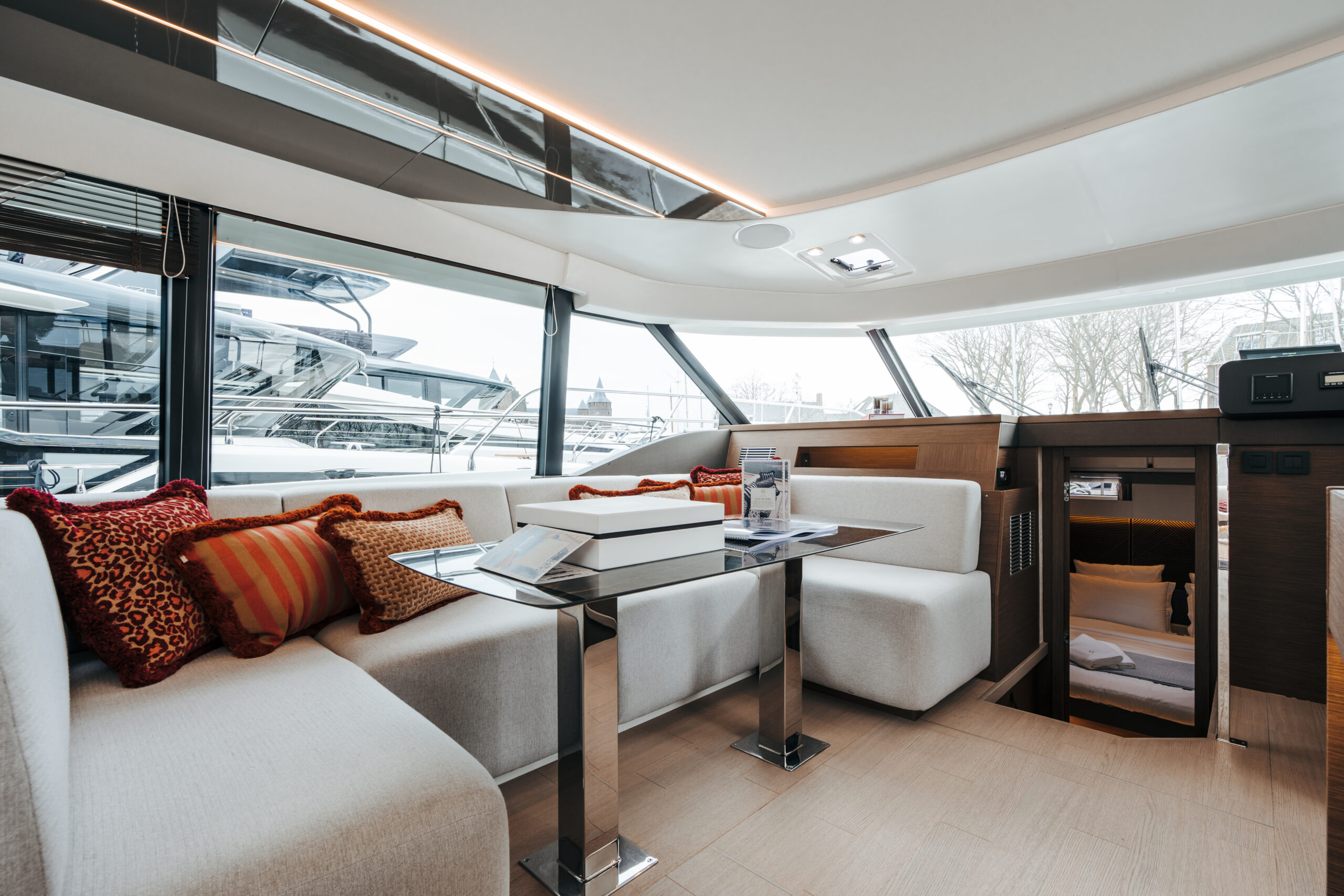 Prestige M48 - Lengers Yachts: Luxury Yacht dealer Europe